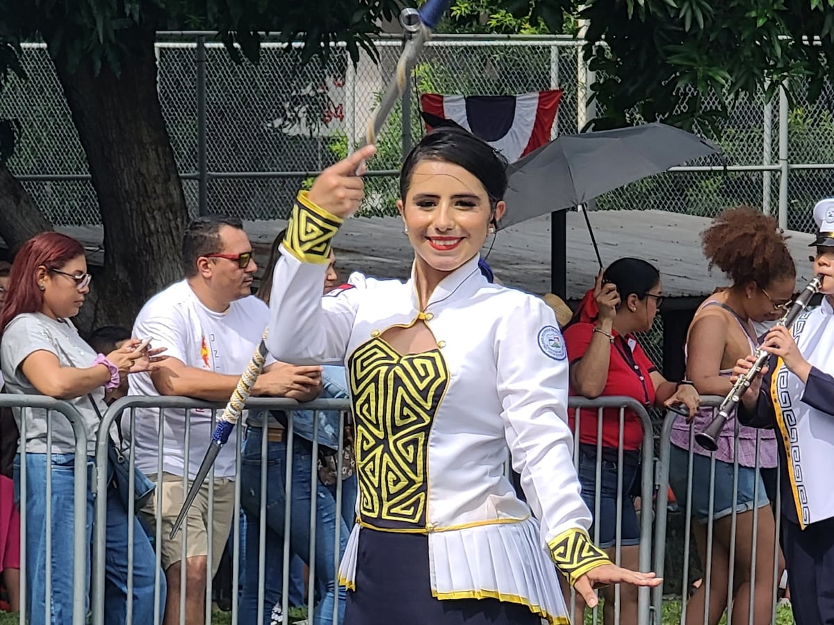 Tambor mayor, con estilo y patriotismo (parte 3) | Ellas