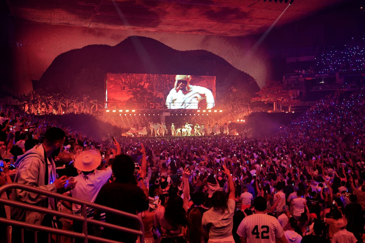 Bad Bunny inicia residencia con oda a sus raíces puertorriqueñas y ...