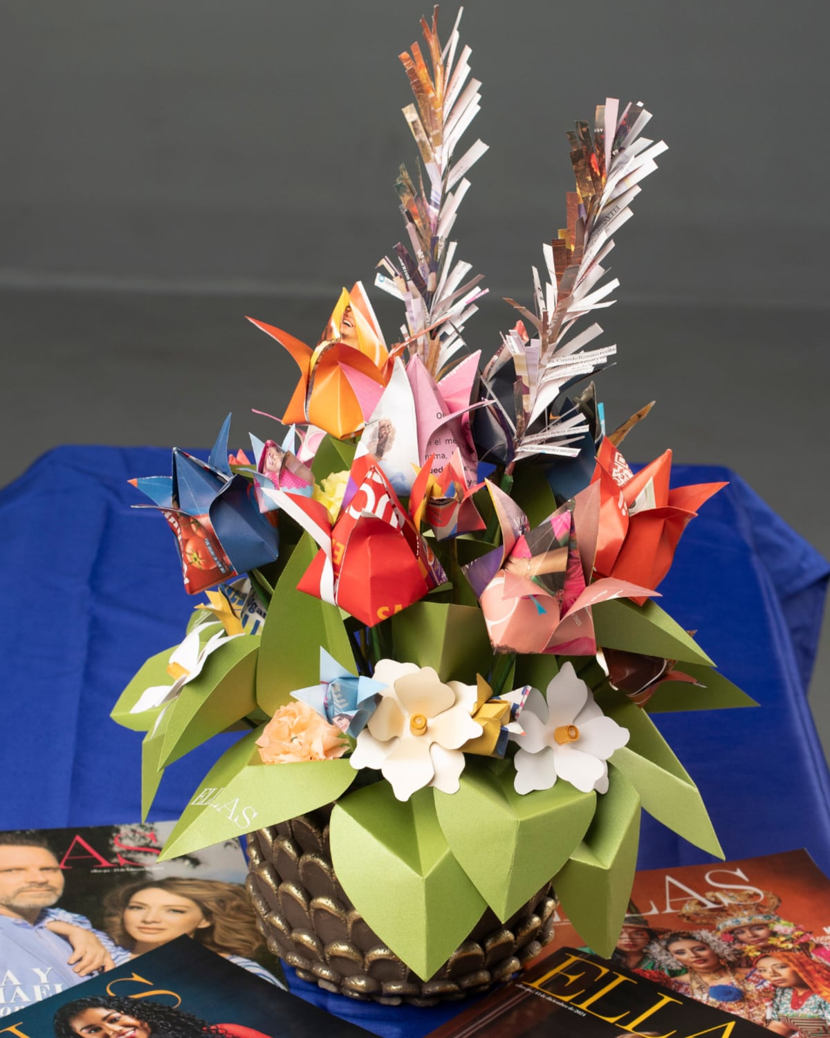 Un ‘bouquet’ de flores de origami hecho con revistas ELLAS | Ellas